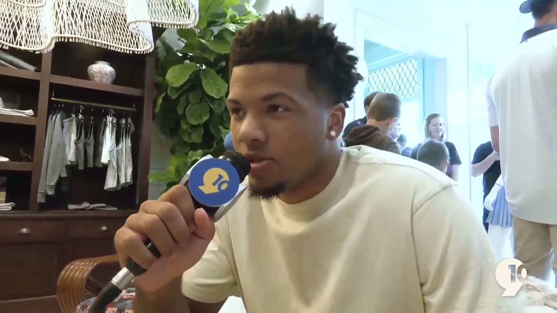 Michigan athletes meet fans at Greyson Clothiers in Harbor Springs ...