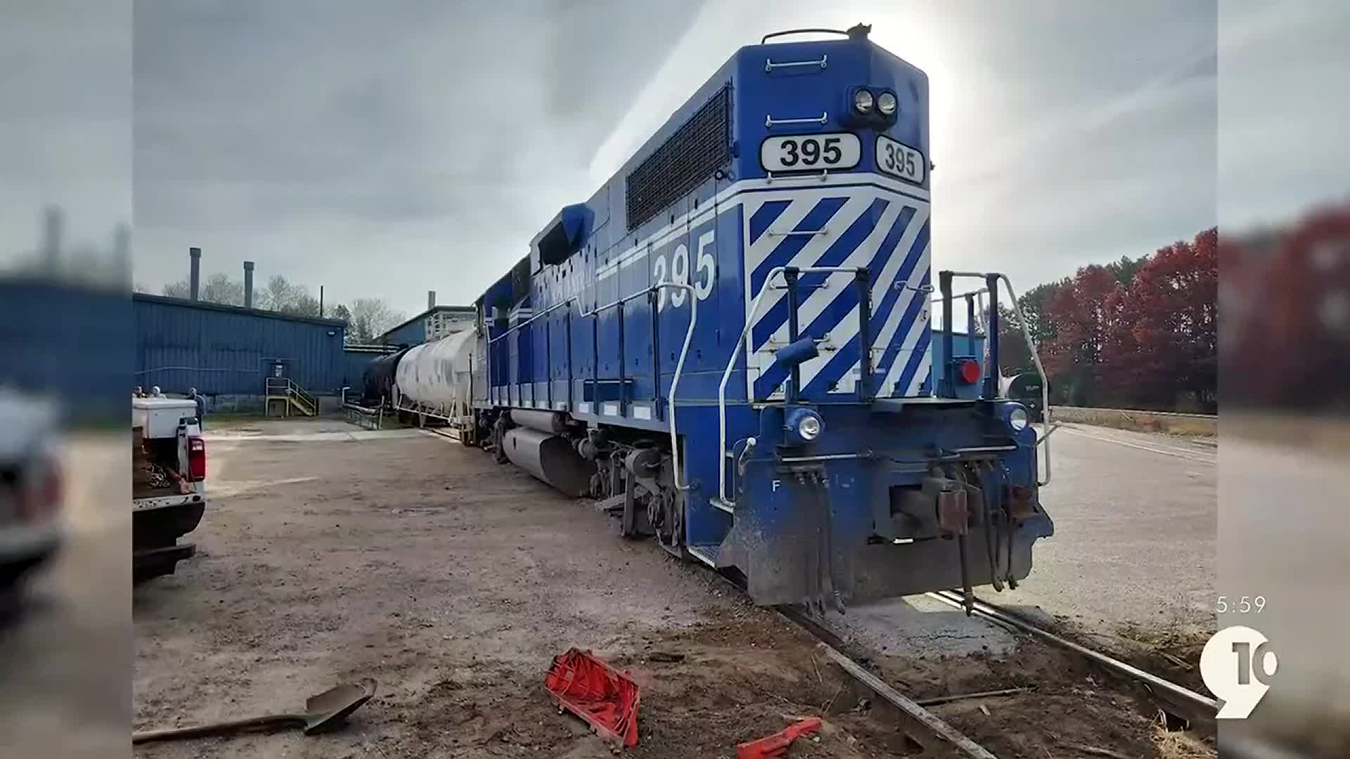 Train derails in Farwell, Clare Co. officials say no injuries or leaks ...