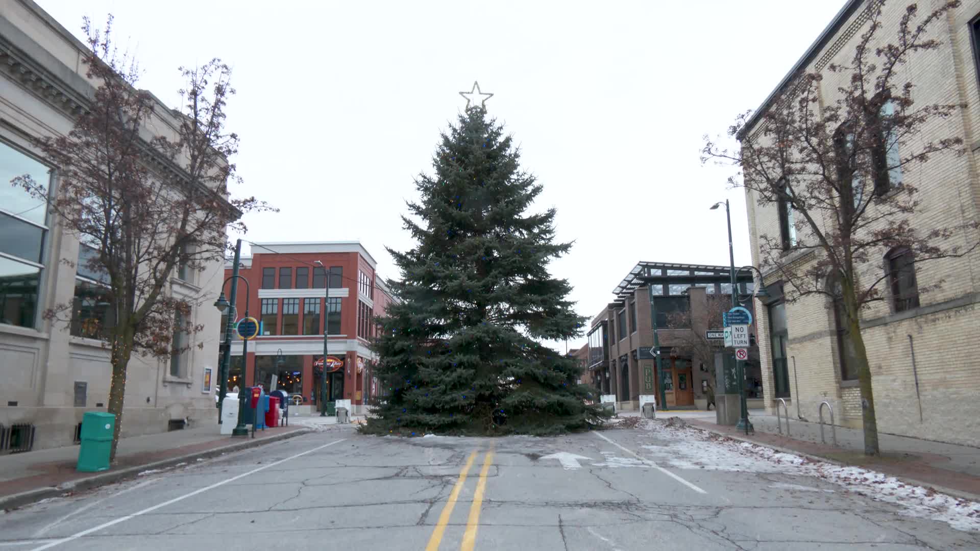 Last-minute Christmas shoppers enjoy festive experience in Traverse ...